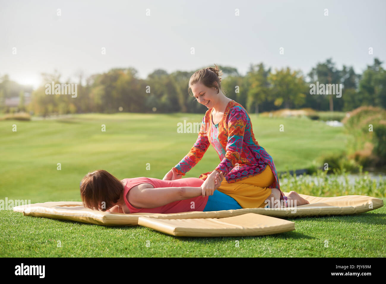 Massage back thai hi-res stock photography and images - Alamy