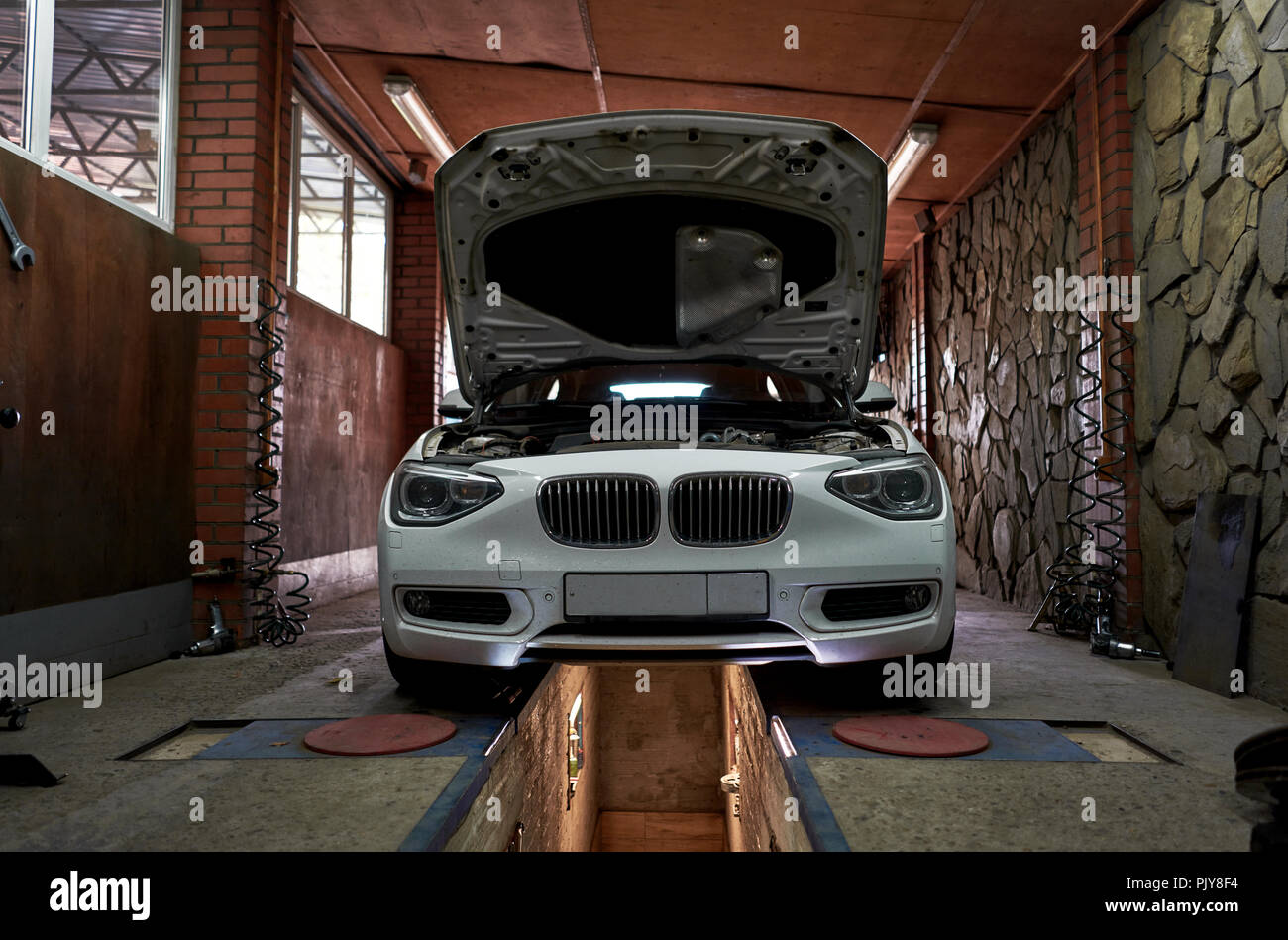 Auto service center interior hi-res stock photography and images - Alamy