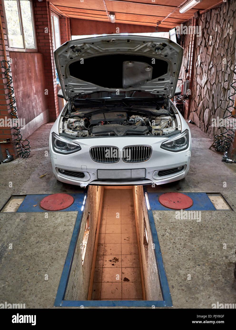 Workshop car lift table hi-res stock photography and images - Alamy