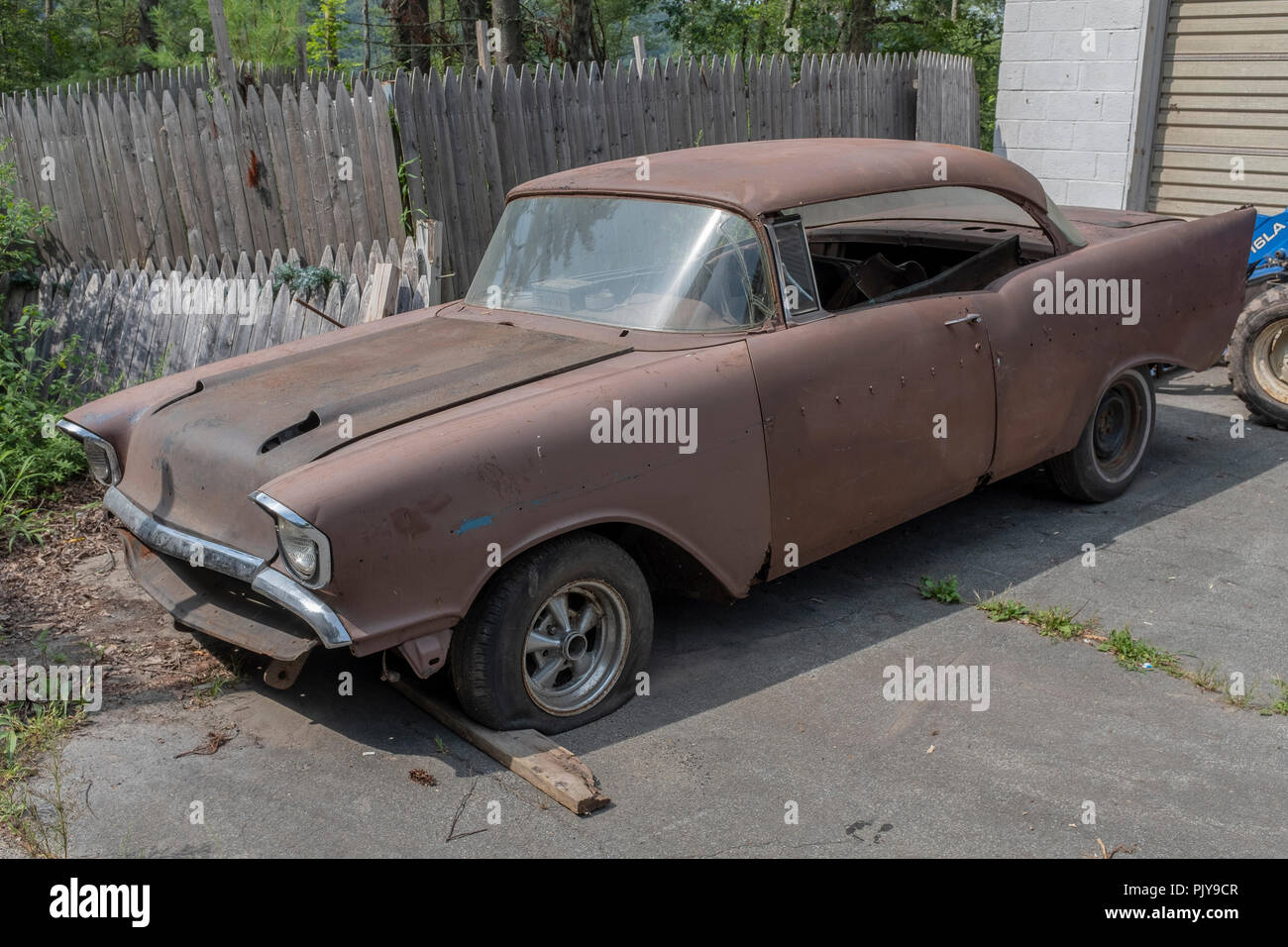Decrepit car hi-res stock photography and images - Alamy