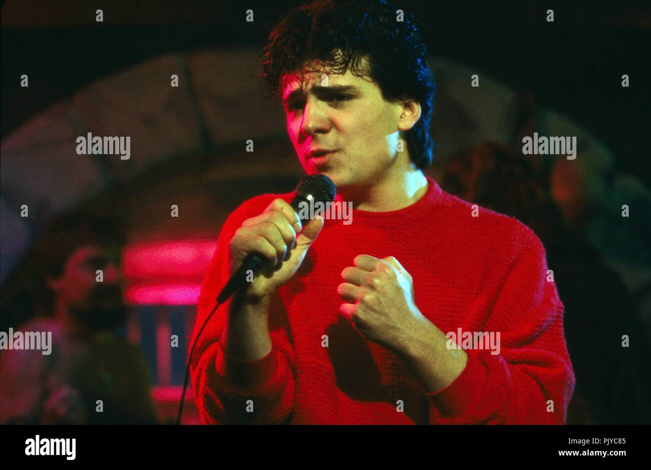 Sänger Nino de Angelo singt bei einem Auftritt in Köln, Deutschland ...