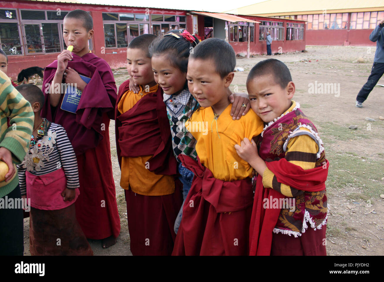 Smiling tibetan children hi-res stock photography and images - Alamy