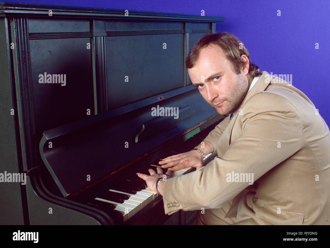 Phil collins 1983 hi-res stock photography and images - Alamy