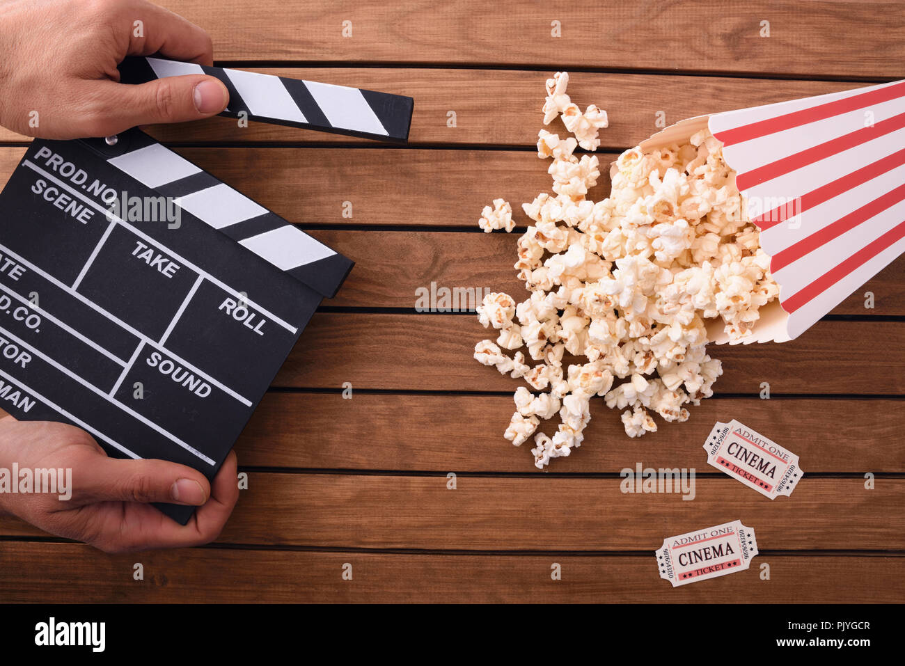Movie clapboard and popcorn hi-res stock photography and images - Alamy