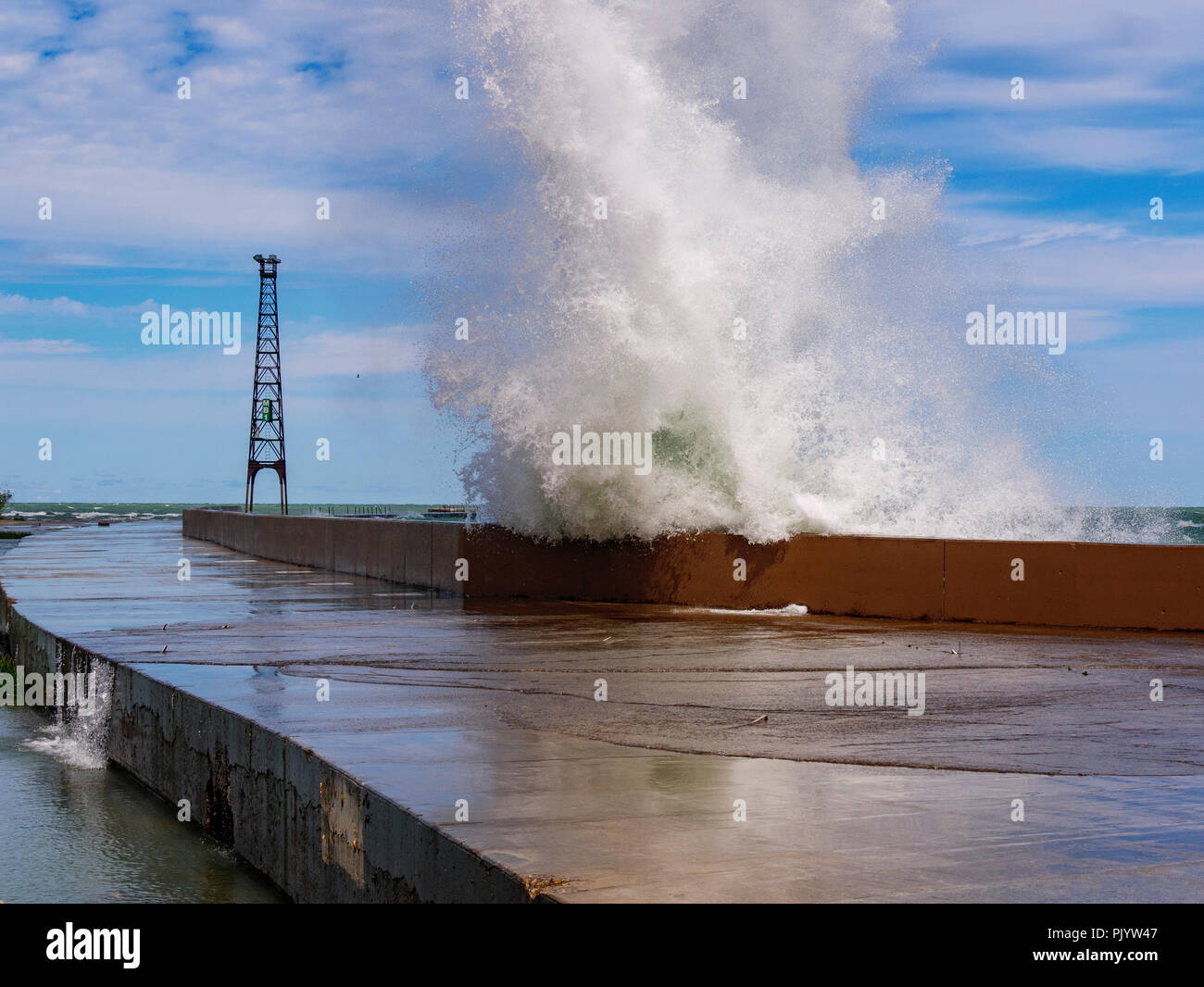 Chicago, Illinois, USA. 9th September 2018. A wave explodes over the ...