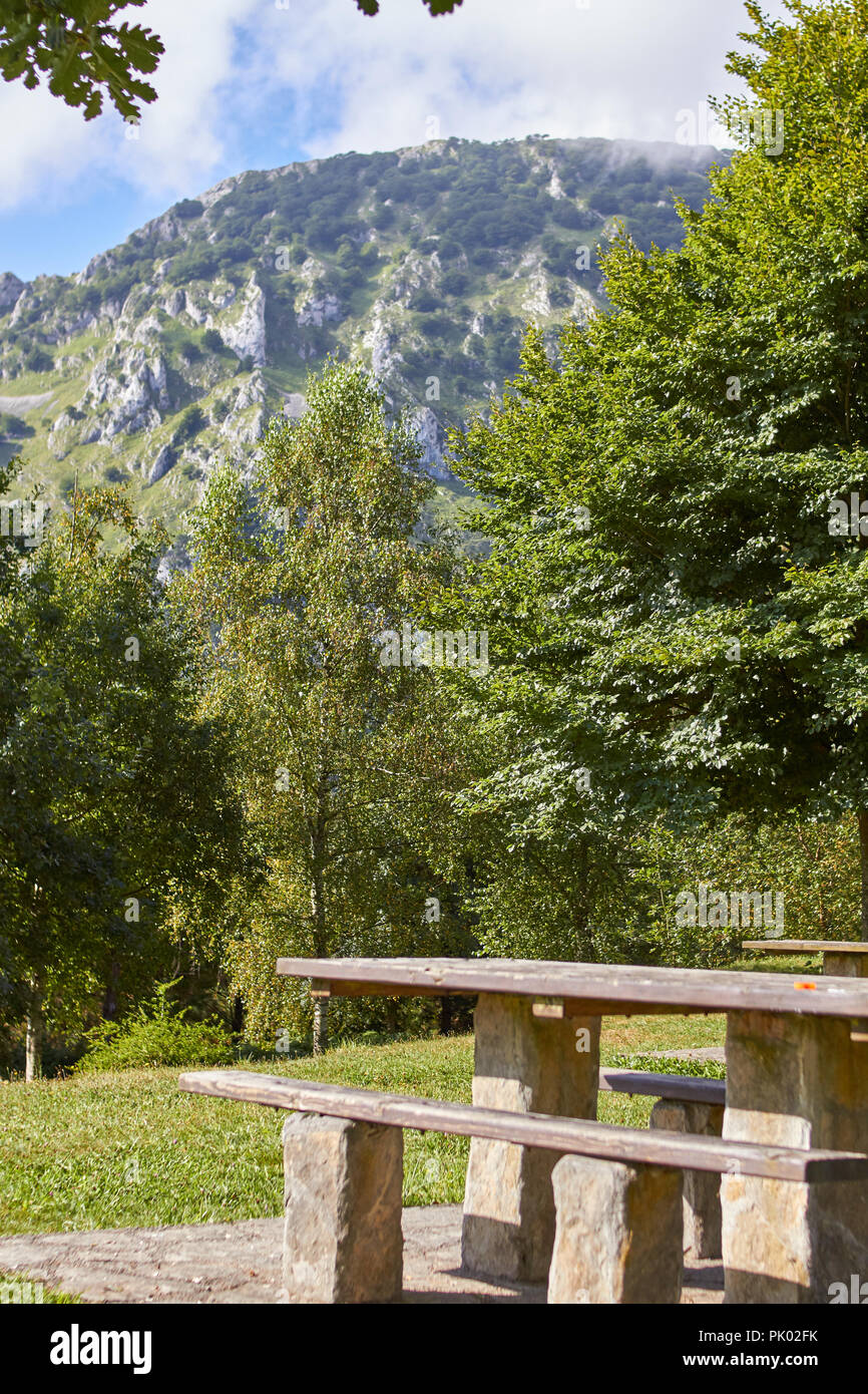Countryside picnic table hi-res stock photography and images - Alamy