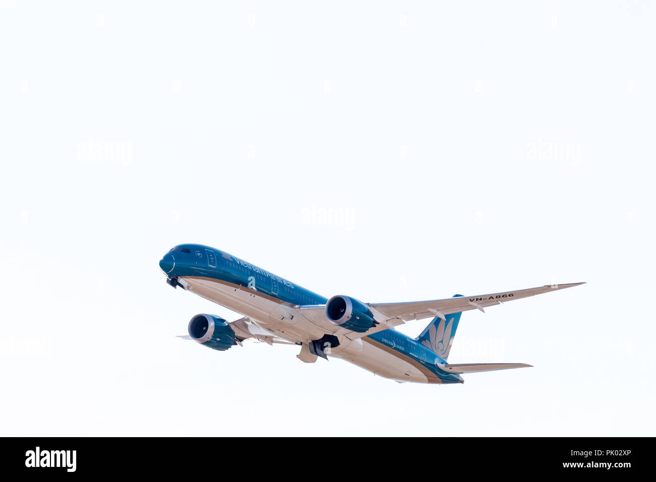 Boeing 787 taking off hi-res stock photography and images - Alamy
