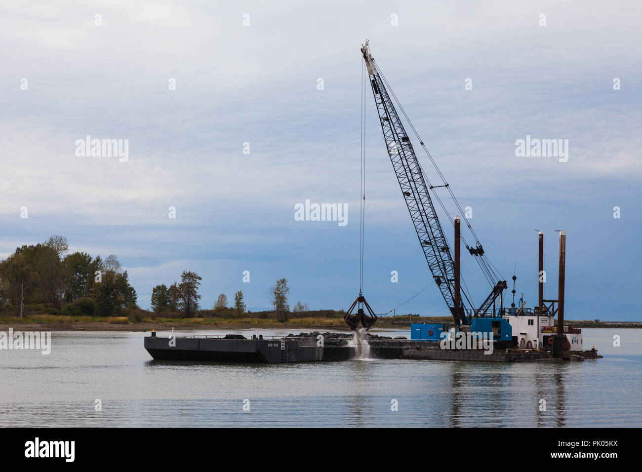 River barge on columbia river hi-res stock photography and images - Alamy