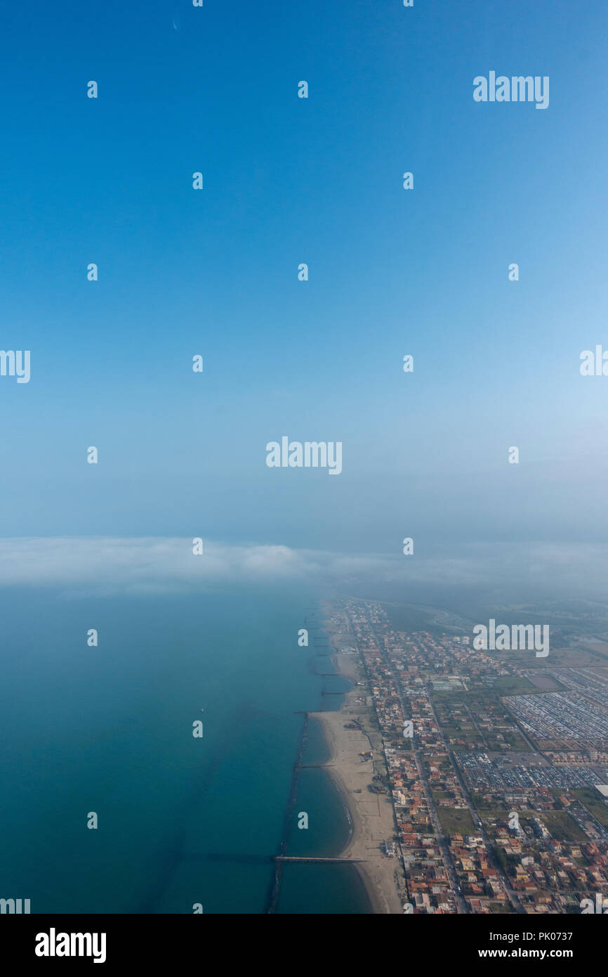Plane fly over the ocean hi-res stock photography and images - Alamy