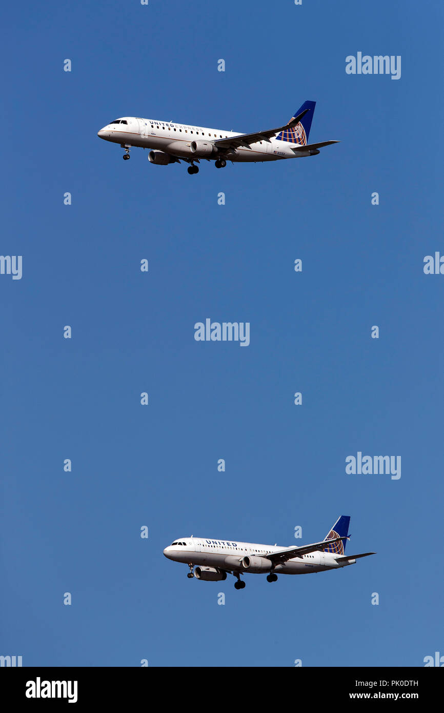 Planes in parallel hi-res stock photography and images - Alamy