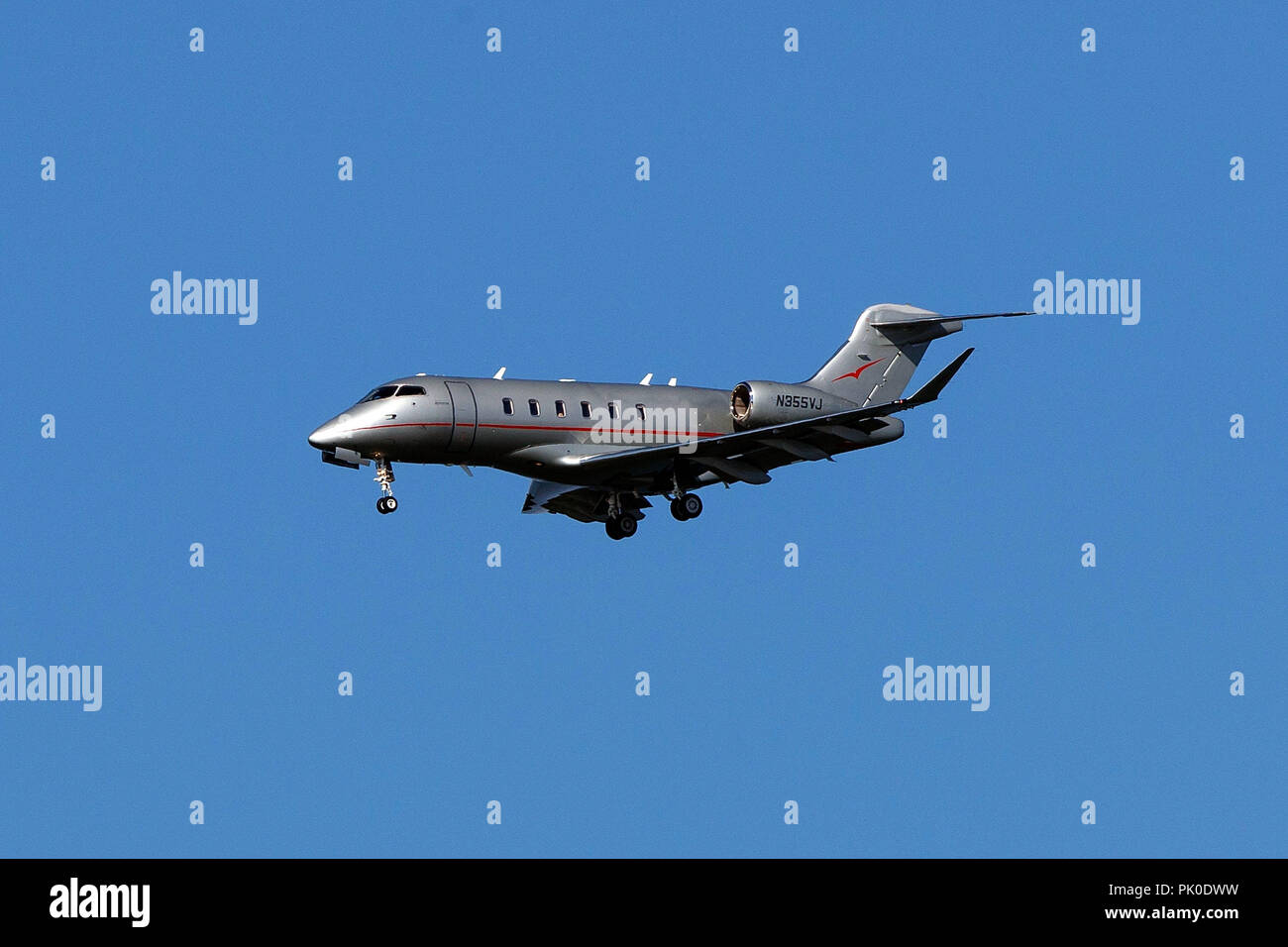 Bombardier Challenger 350 (N355VJ) on approach to San Francisco ...