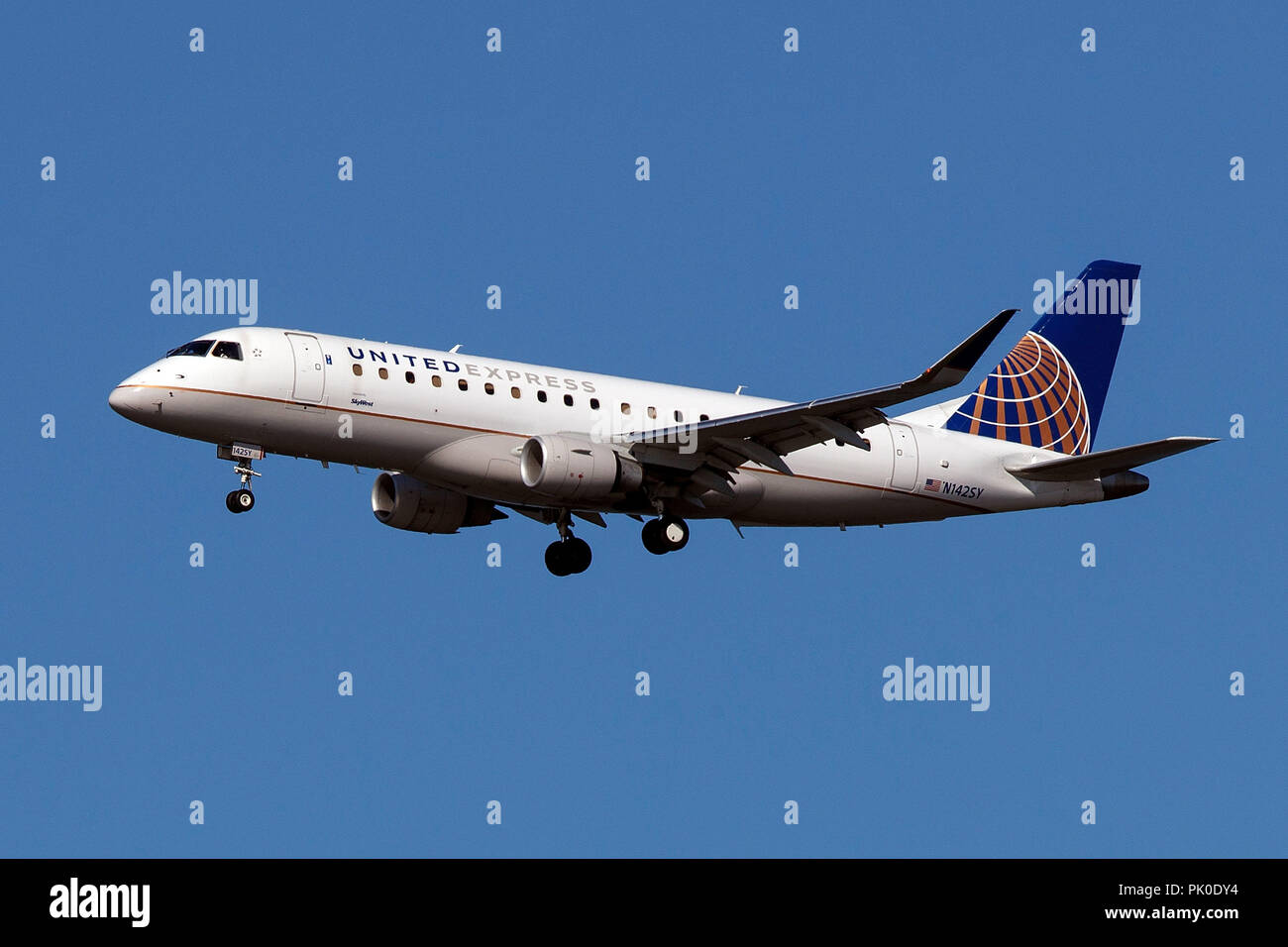 Erj 170 200 lr hi-res stock photography and images - Alamy