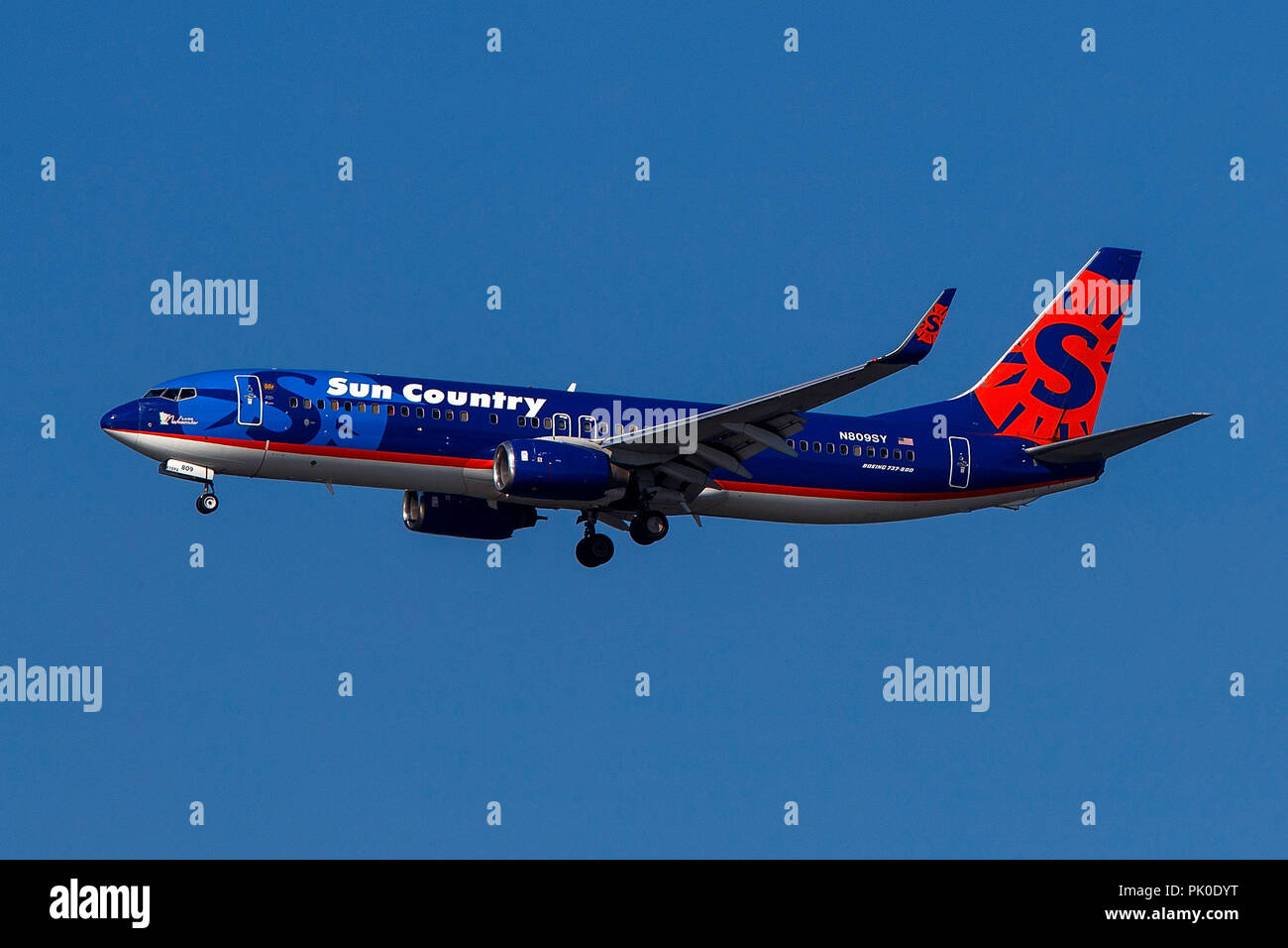 Boeing 737-8Q8 (N809SY) operated by Sun Country Airlines on approach to ...
