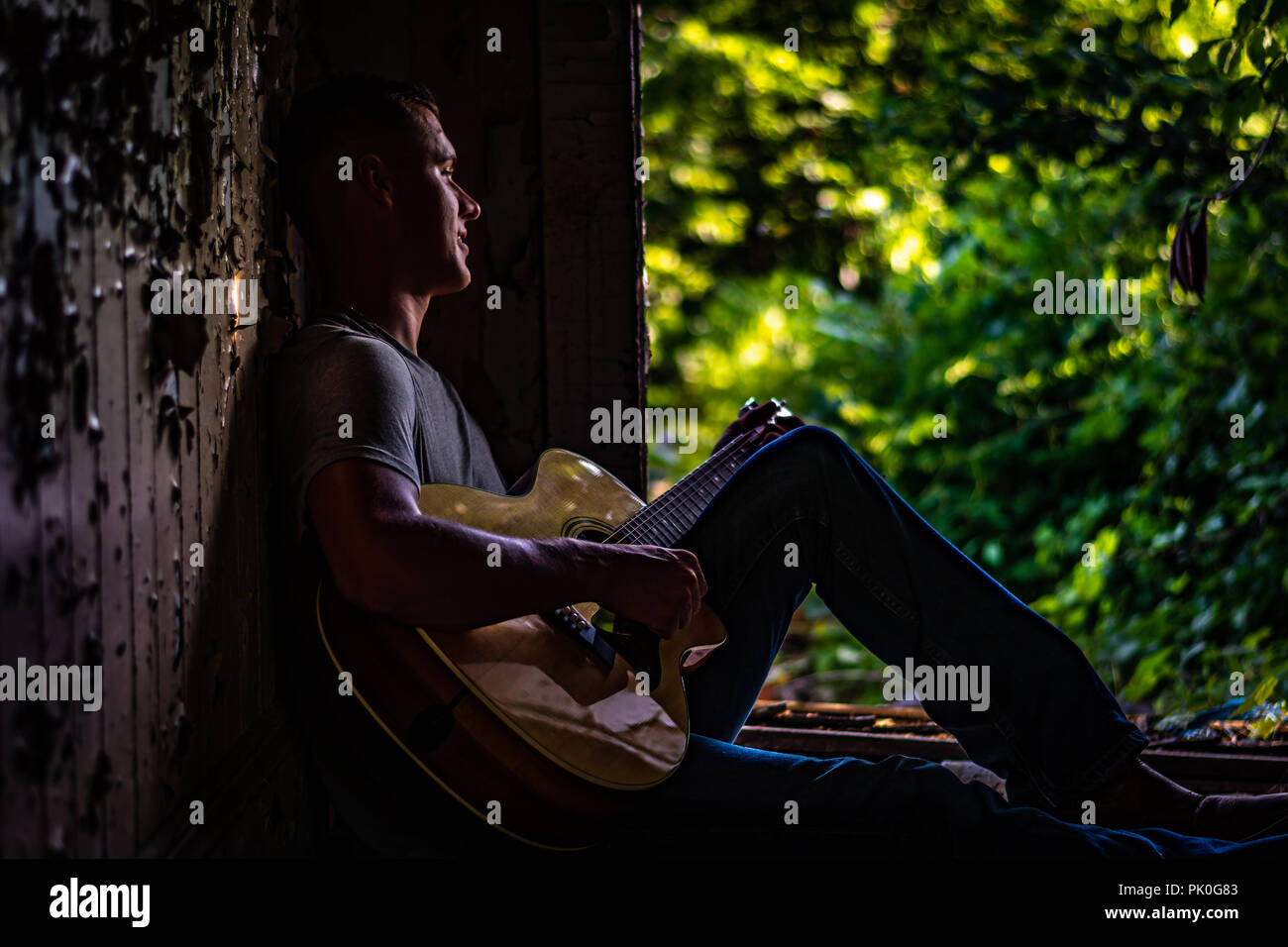 young man playing acoustic guitar in kentucky Stock Photo - Alamy