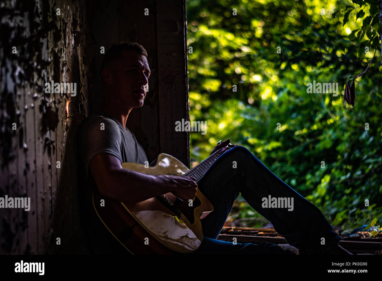 young man playing acoustic guitar in kentucky Stock Photo - Alamy