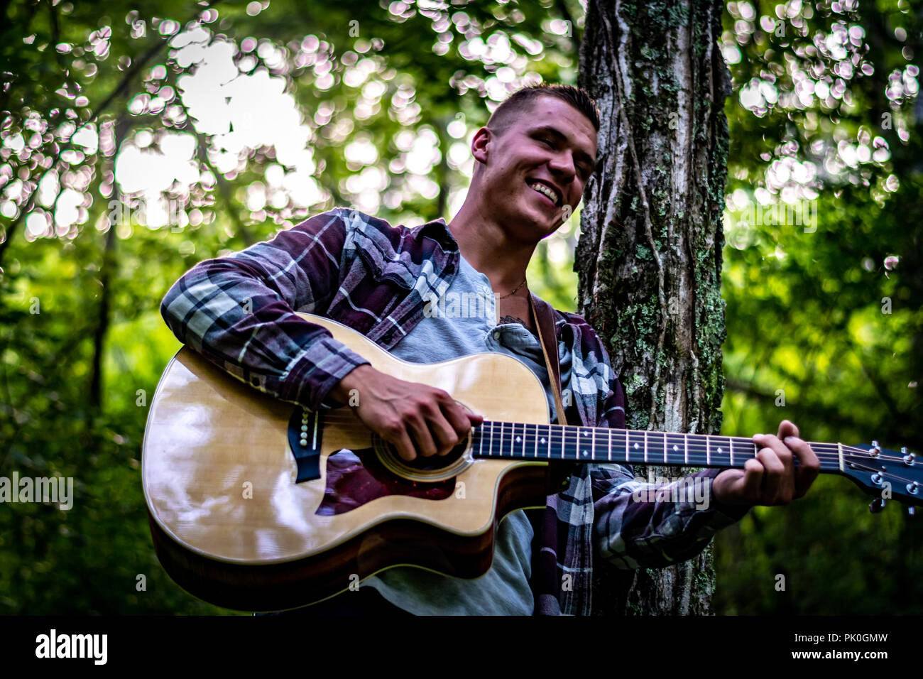 young man playing acoustic guitar in kentucky Stock Photo - Alamy