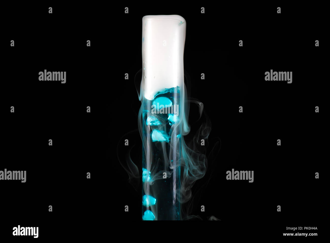 Chemical reaction hi-res stock photography and images - Alamy