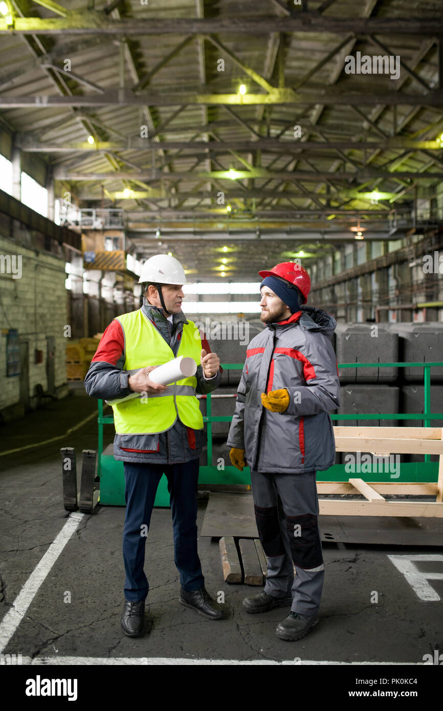 Two workers talking hi-res stock photography and images - Alamy