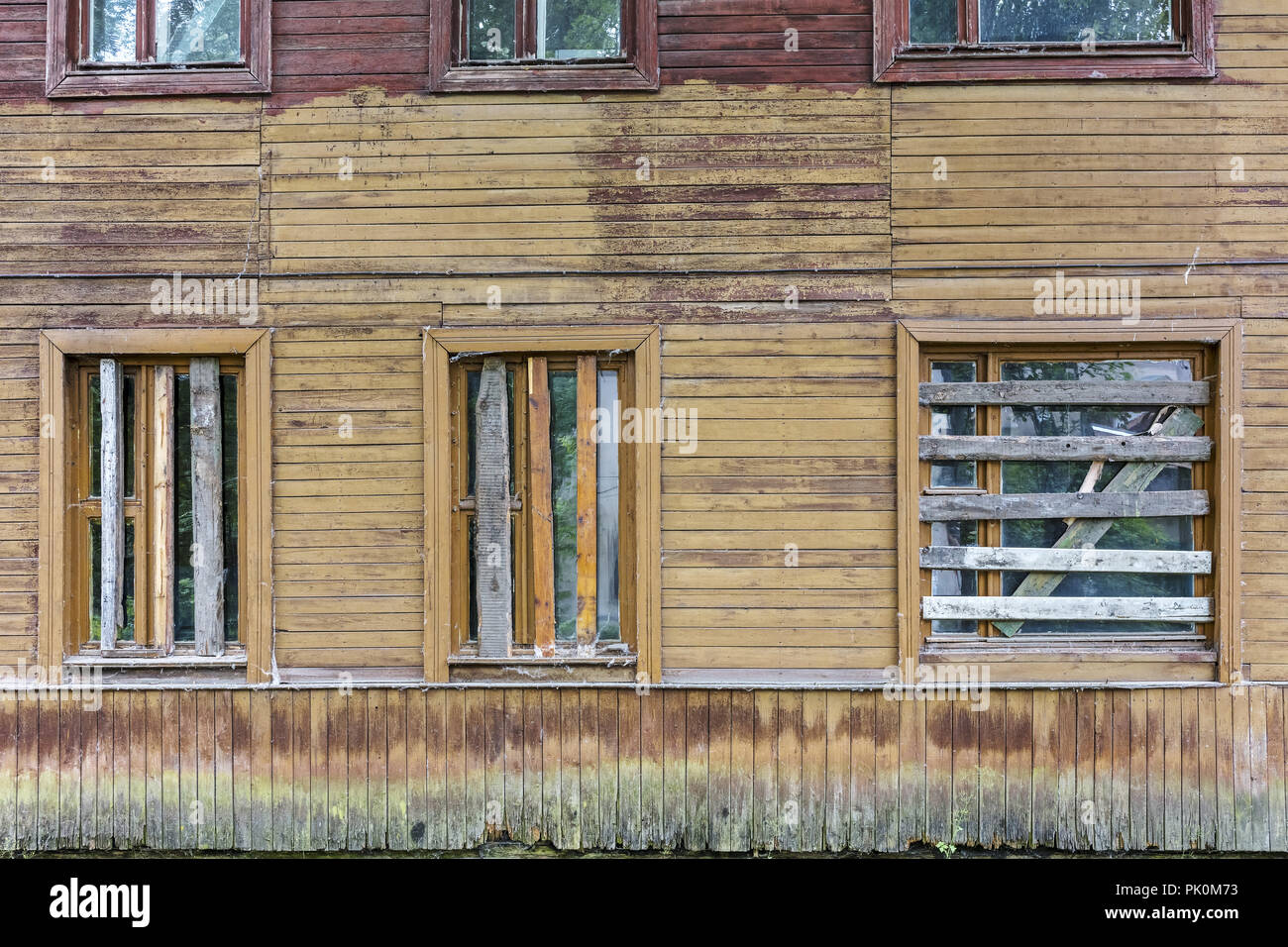 House boarded up windows hi-res stock photography and images - Alamy