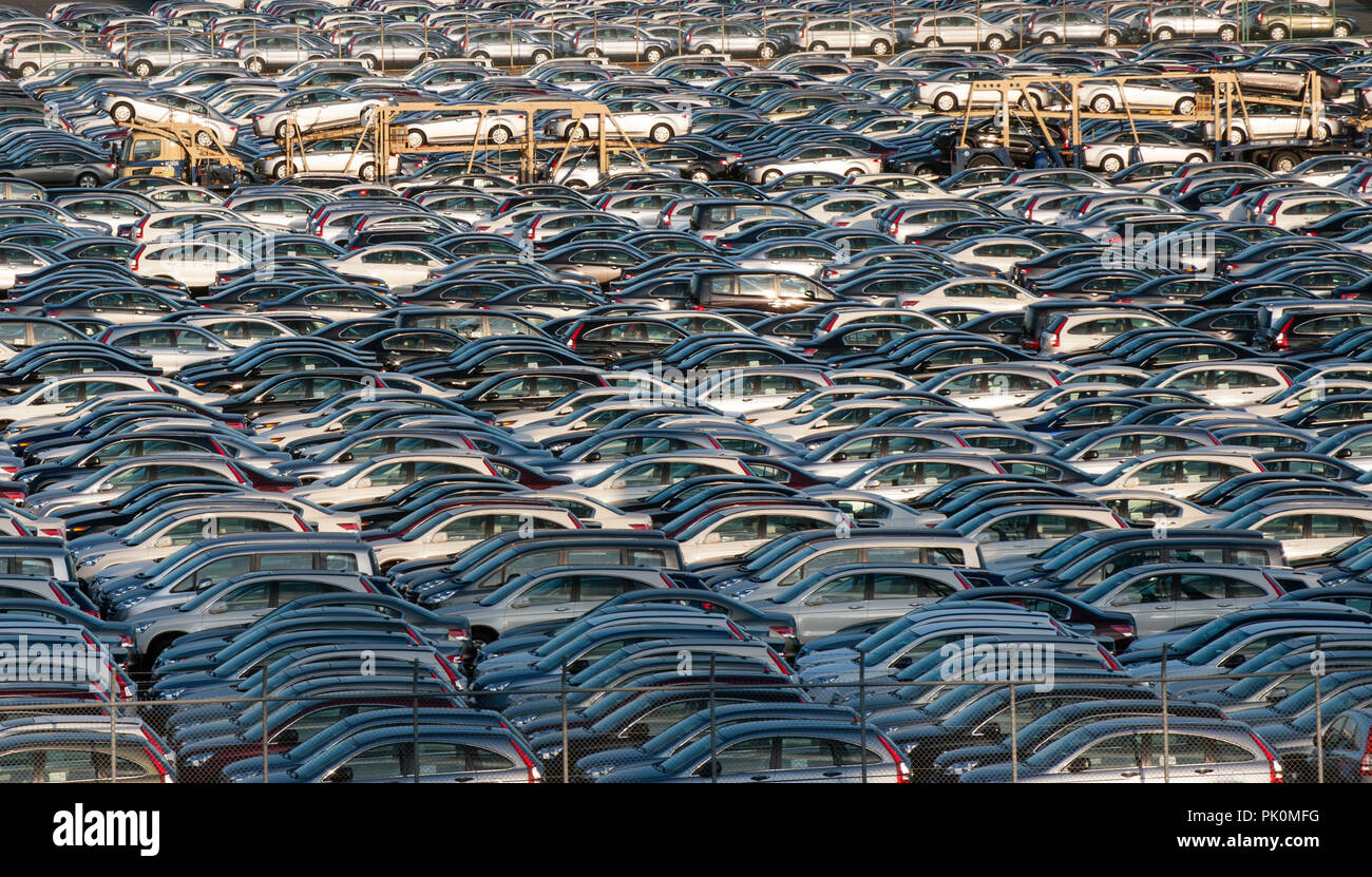 Cars loading japan hi-res stock photography and images - Alamy