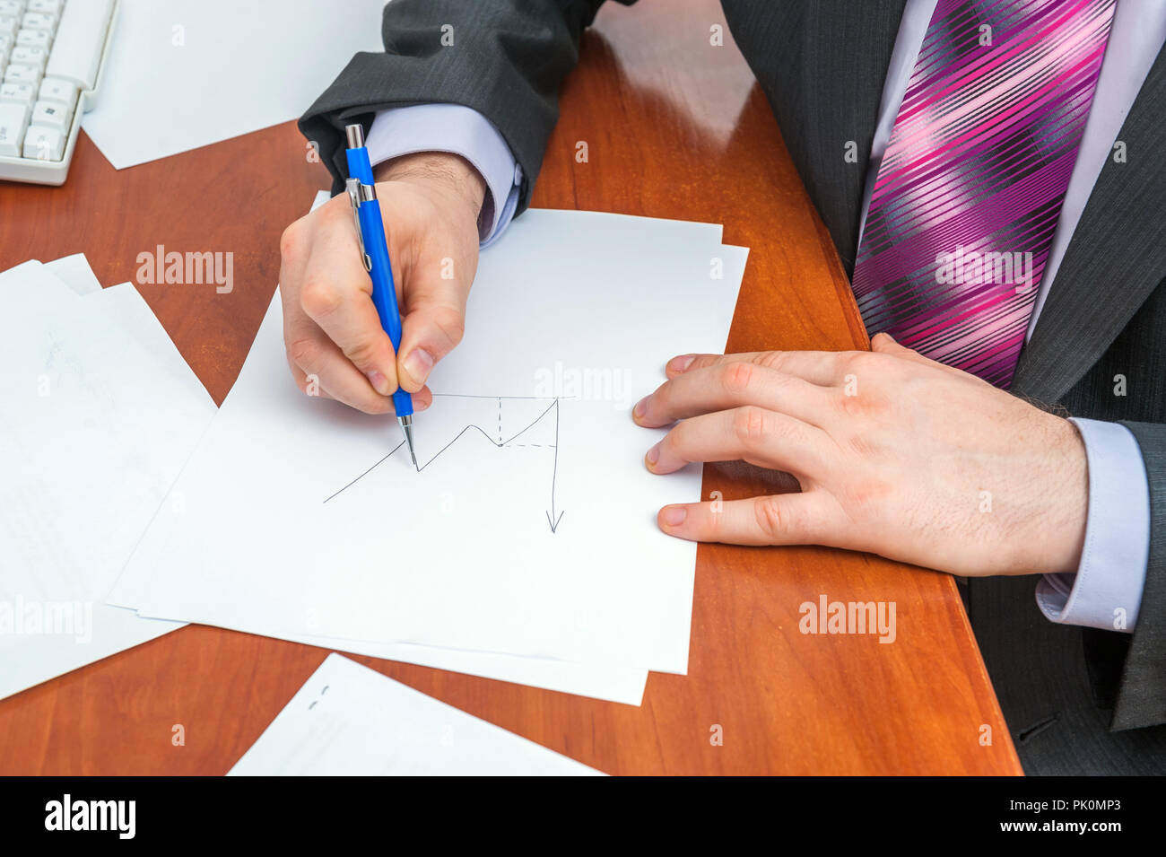 Man signs documents table hi-res stock photography and images - Alamy