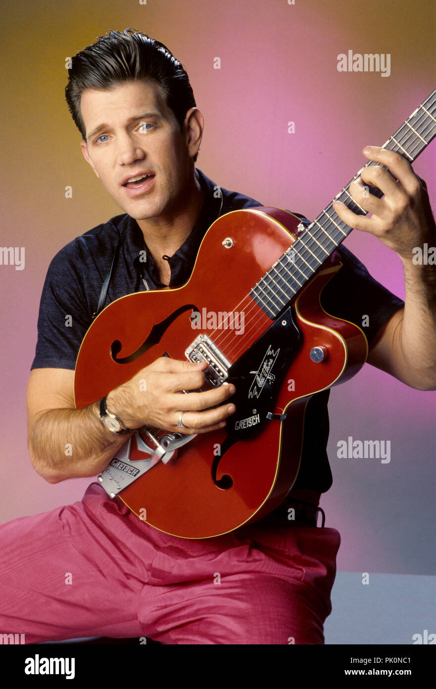 Chris isaak guitar hi-res stock photography and images - Alamy