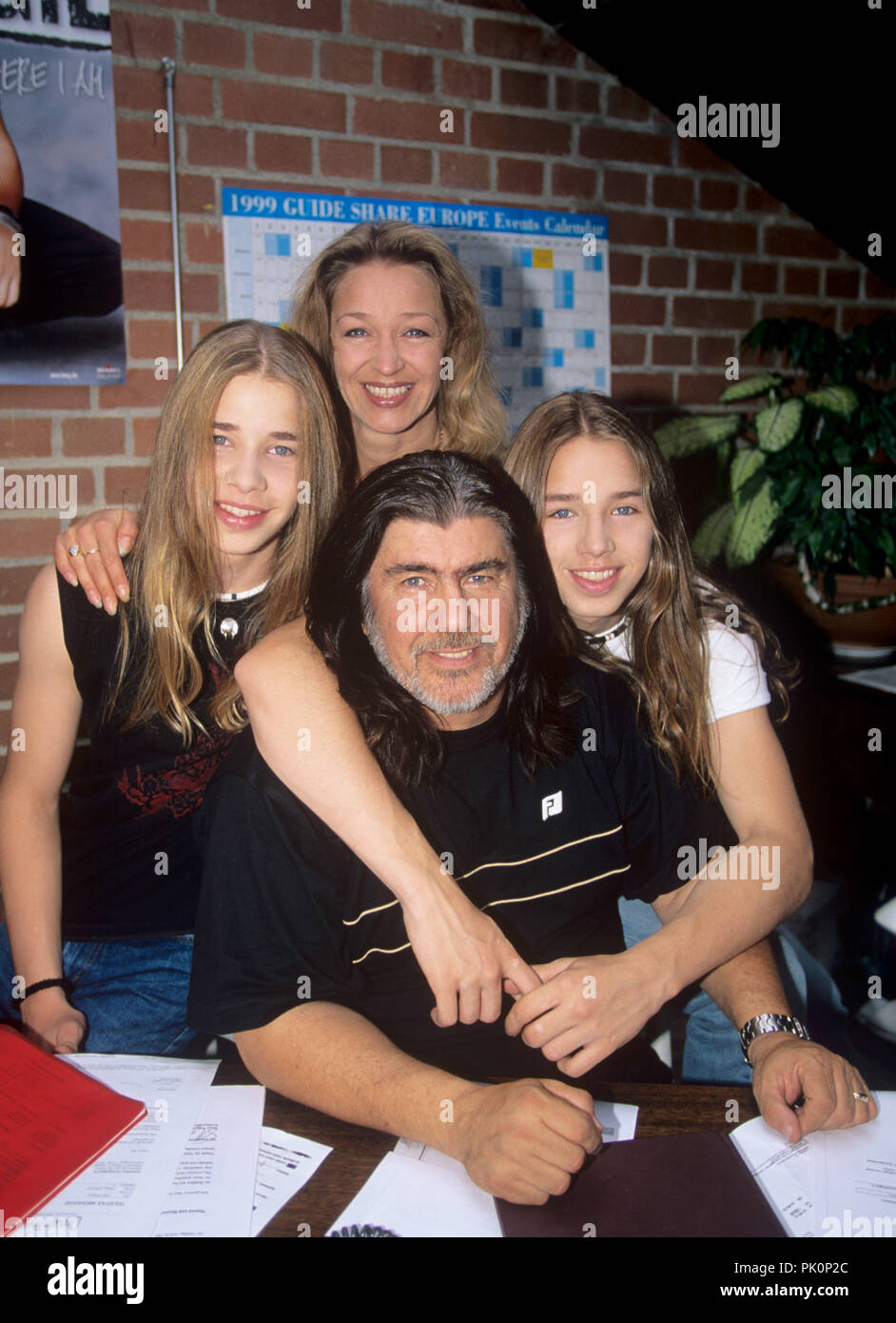 Gil Ofarim (r) with his brother Tal and parents Abi and Sandra on 20.07 ...