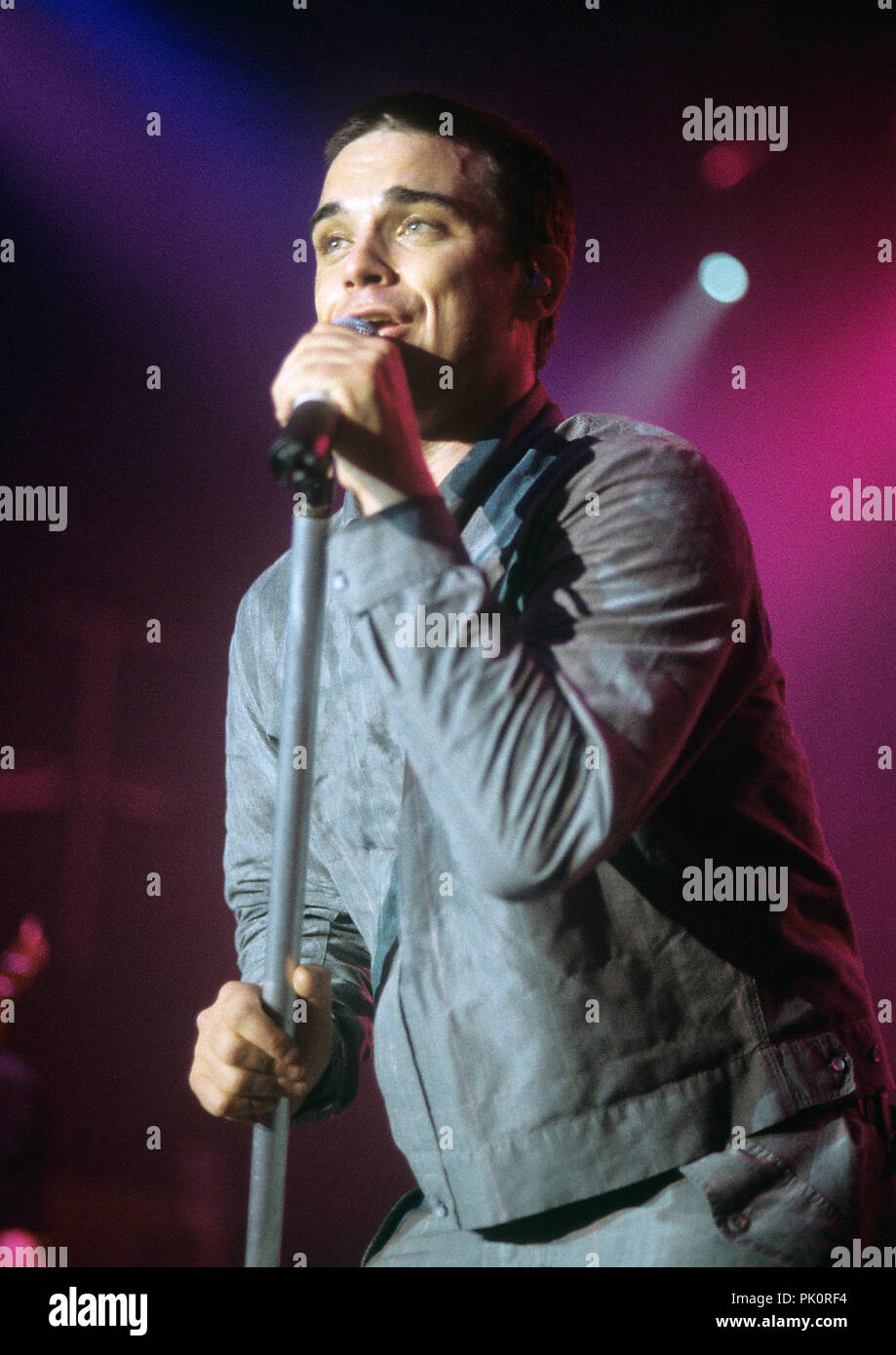 Robbie Williams on 01.12.1998 in München / Munich. | usage worldwide ...