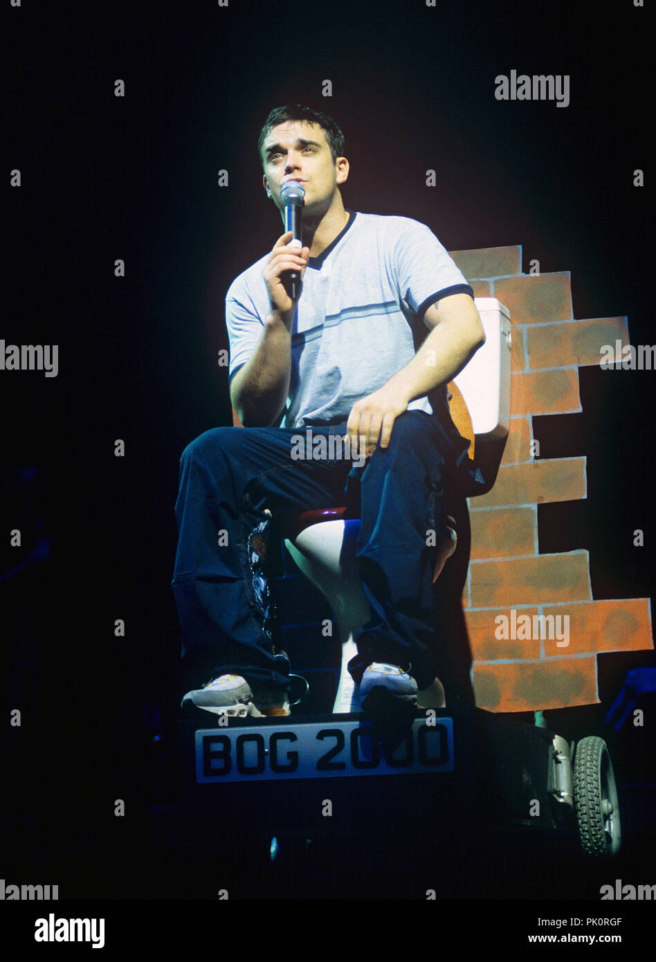 Robbie williams 1999 hi-res stock photography and images - Alamy