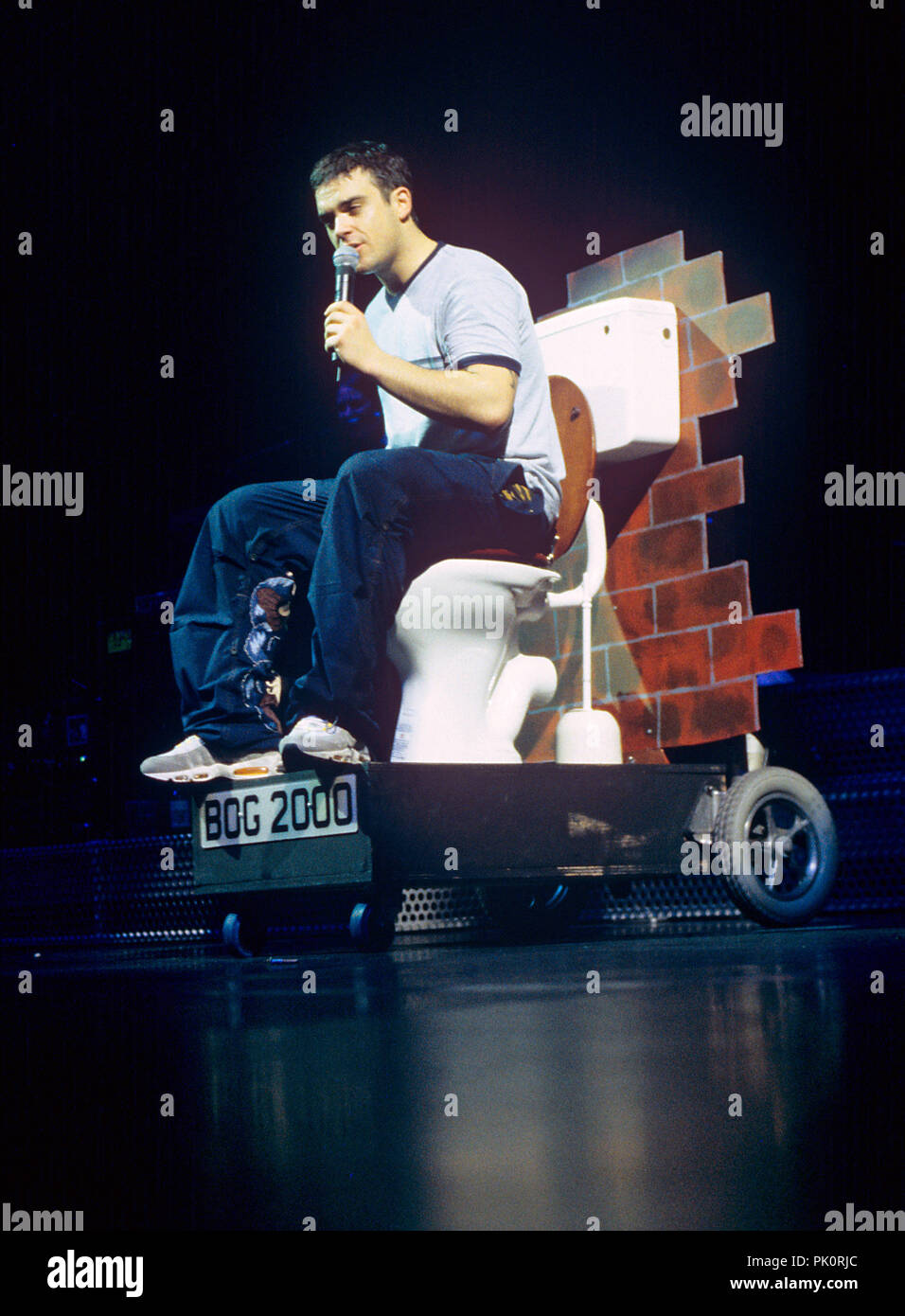 Robbie williams 1999 hi-res stock photography and images - Alamy