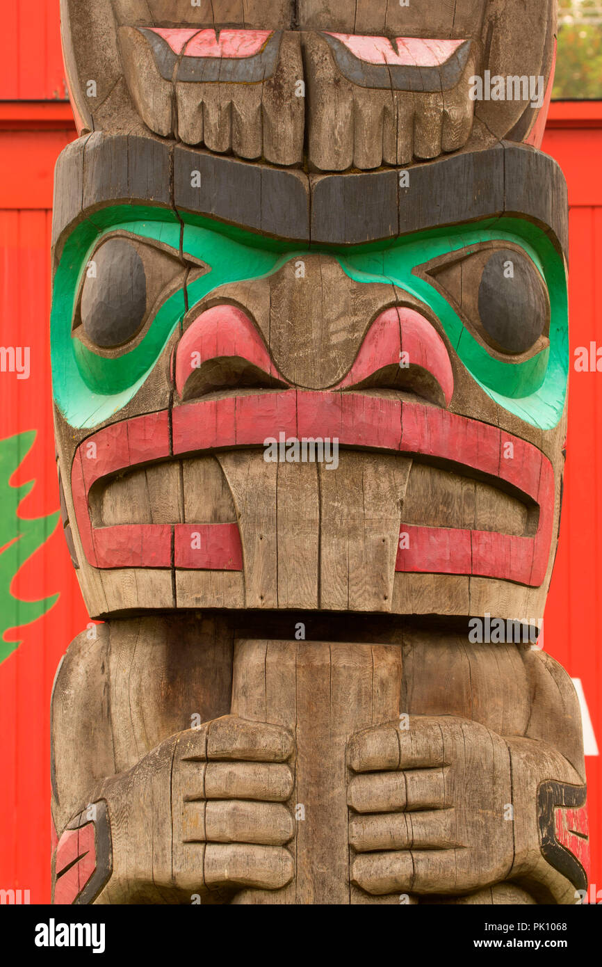 Raven's Gift totem, Duncan, British Columbia, Canada Stock Photo - Alamy
