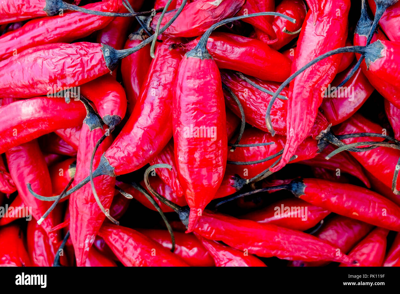 Red chillies background hi-res stock photography and images - Alamy