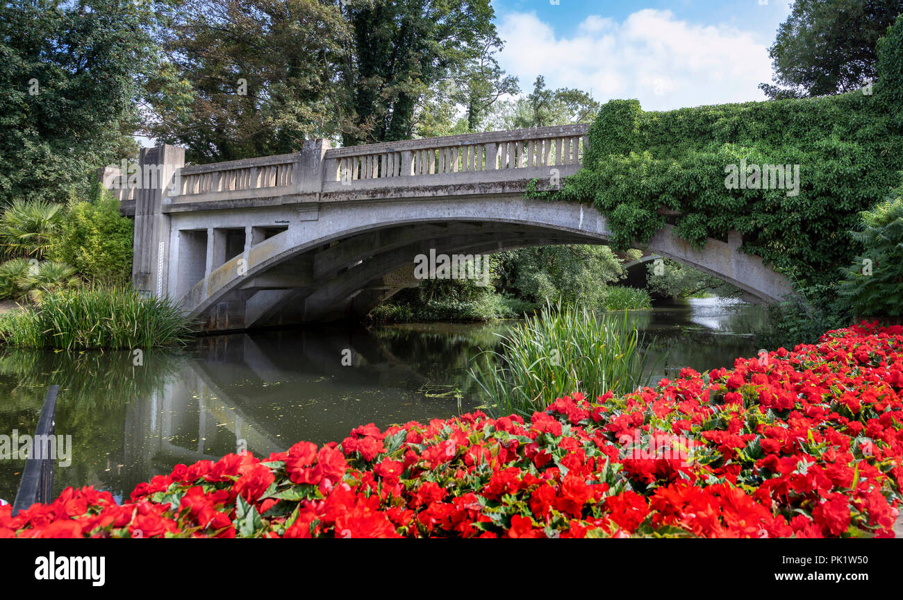 THE RIVER STOUR RUNNING PAST LE TALBOOTH RESTAURANT, NEAR DEDHAM ...