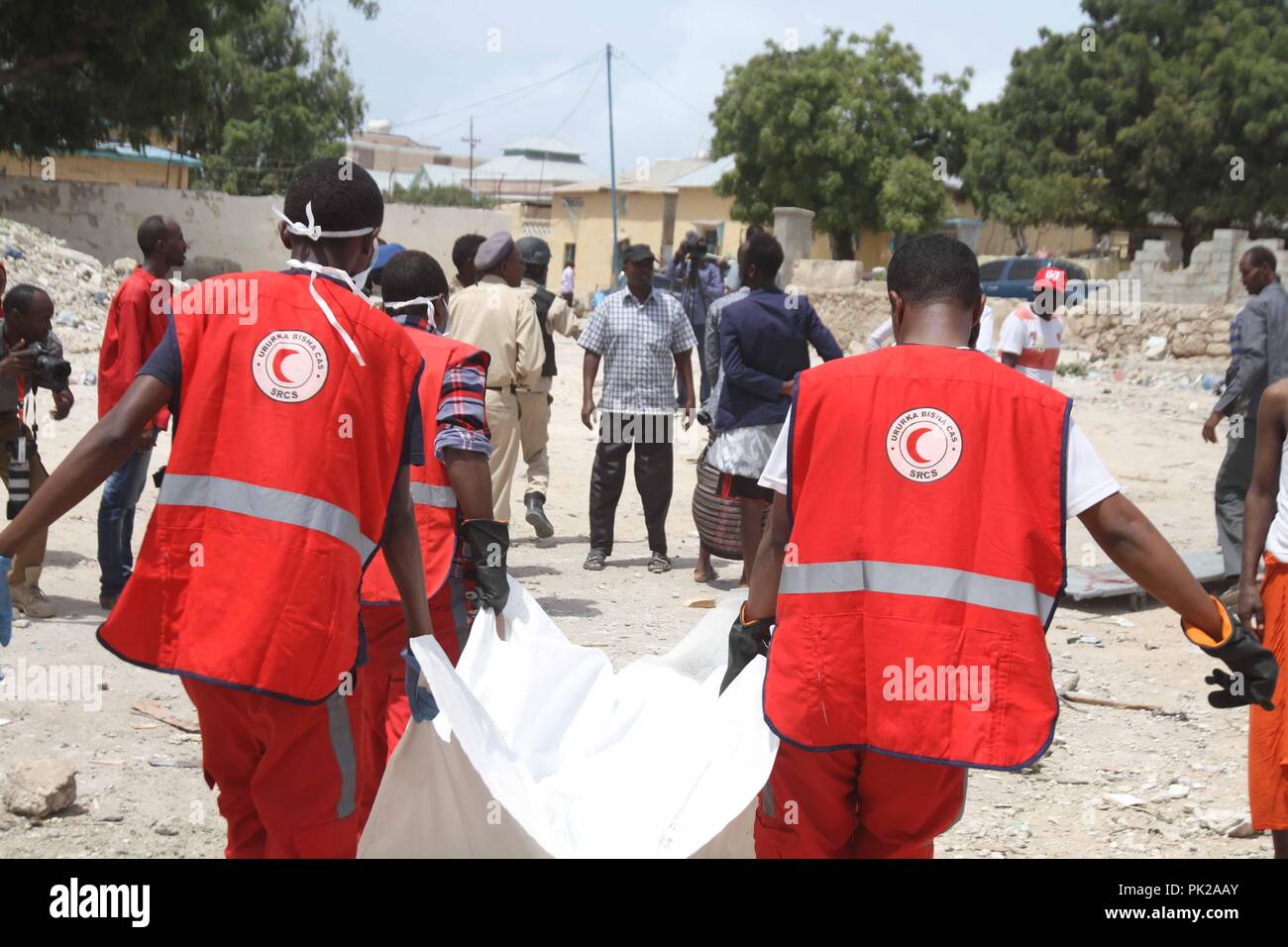 Mogadishu, Somalia. 10th Sep, 2018. Medics carry a body at the scene of ...