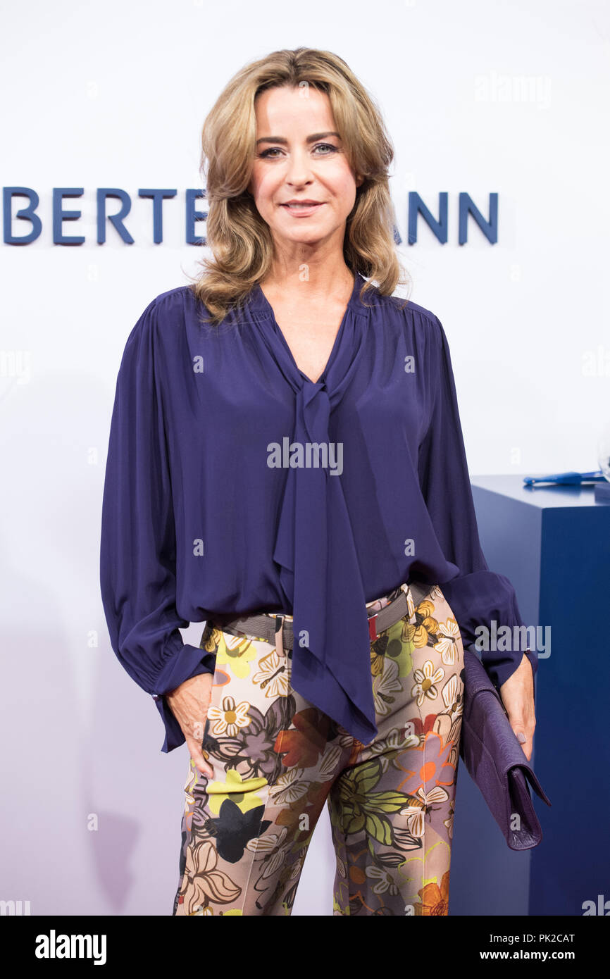 Bettina CRAMER, presenter, half figure, half figure, portrait ...