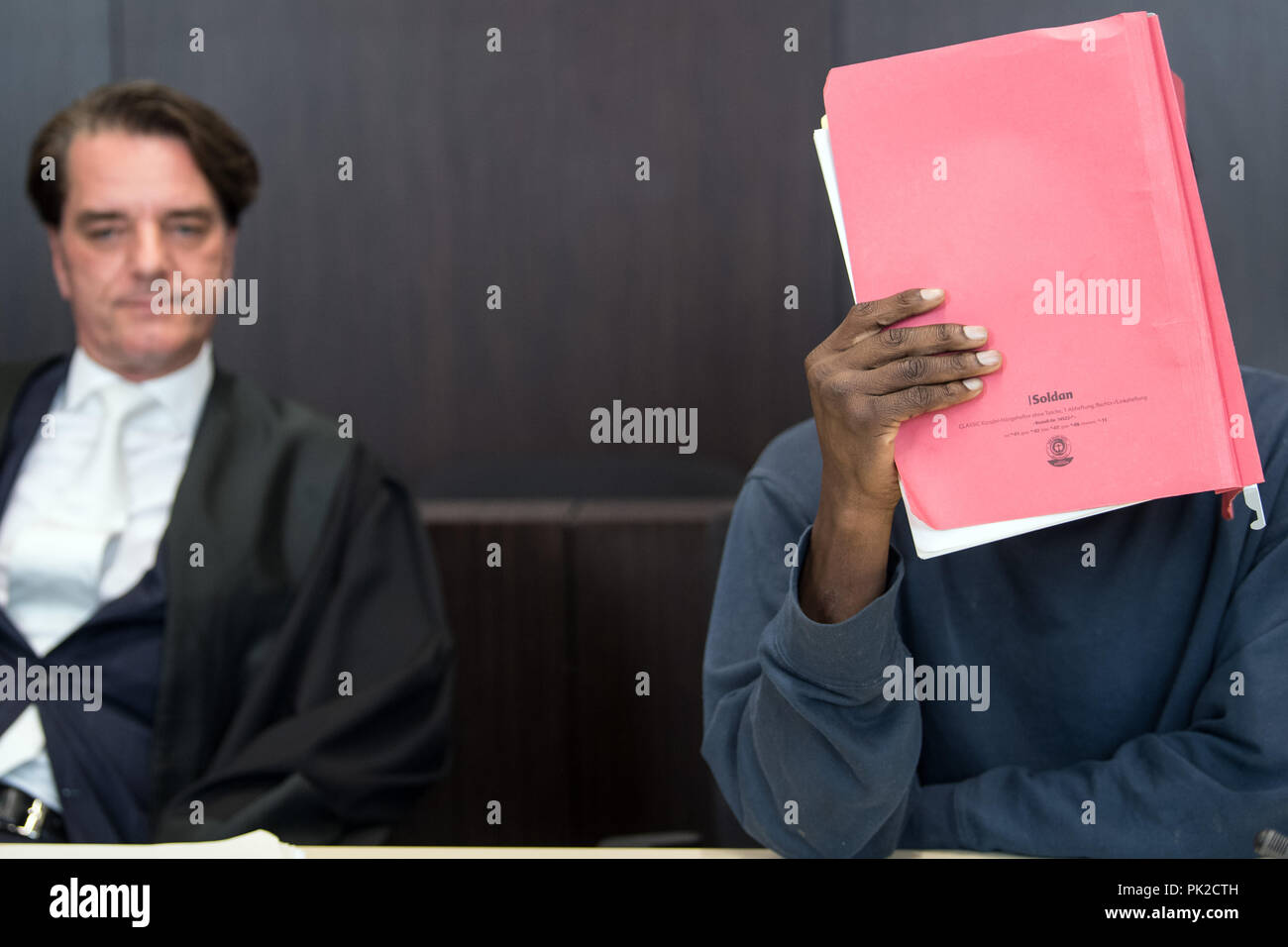 10.09.2018, North Rhine-Westphalia, Düsseldorf: The defendant holds a ...