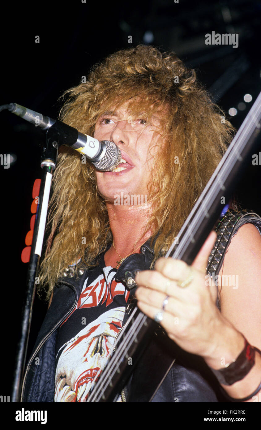 Marcel „Schmier“ Schirmer (Destruction) on 03.12.1987 in München ...