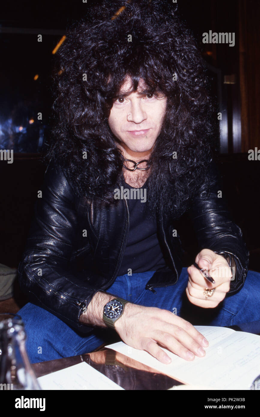 Kiss band 1983 hi-res stock photography and images - Alamy