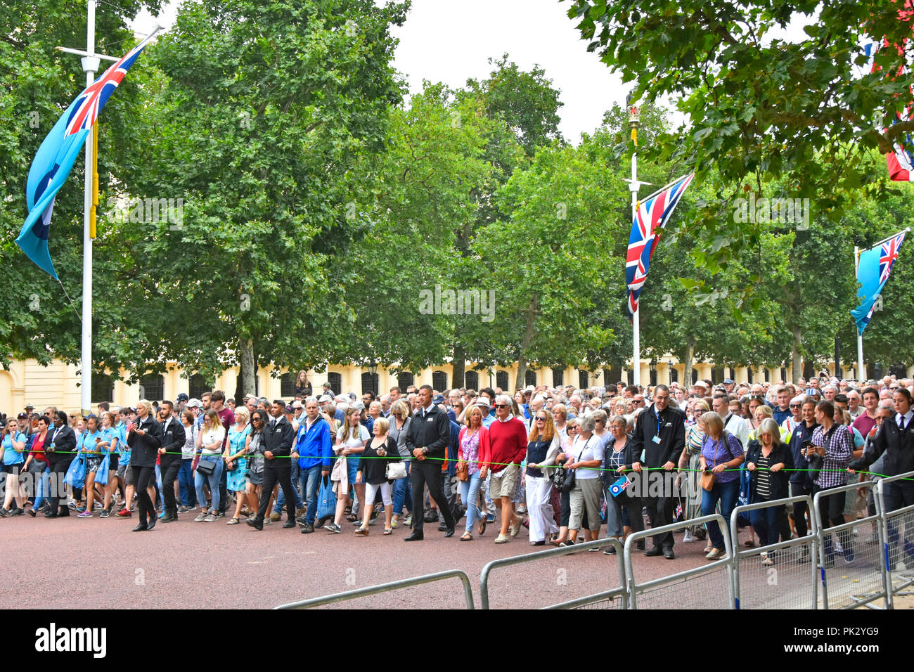 Crowds on mall outside hi-res stock photography and images - Alamy