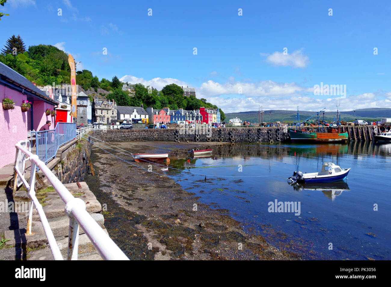 Tobermory Harbour and colourful houses on the main street on the Isle ...