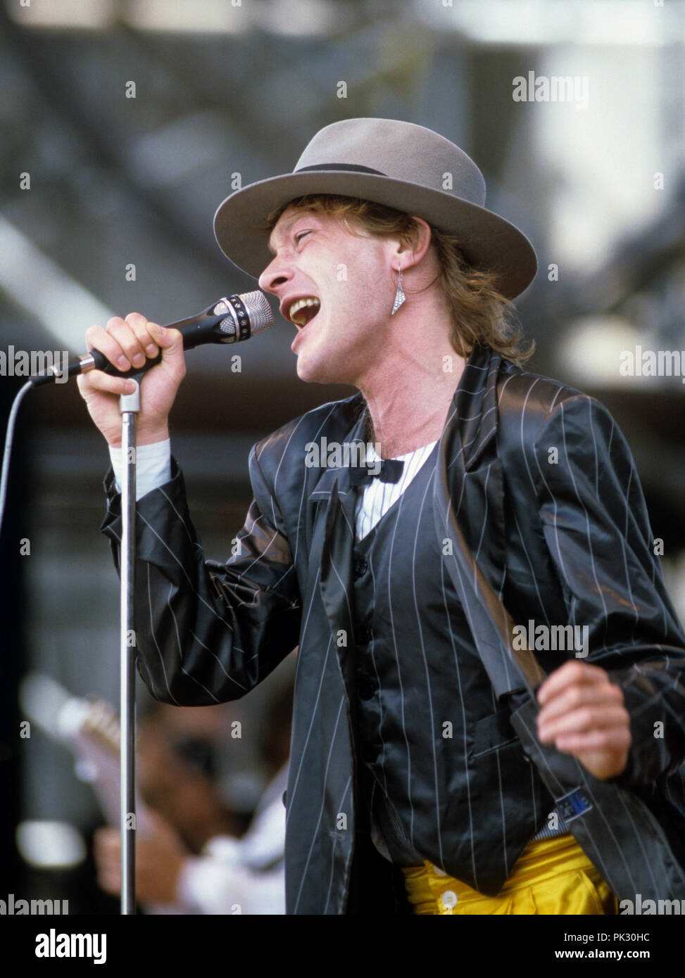 Firma singer hi-res stock photography and images - Alamy