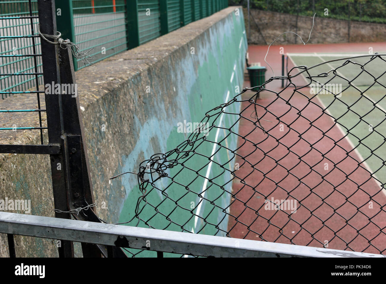 Chain link fencing hi-res stock photography and images - Alamy