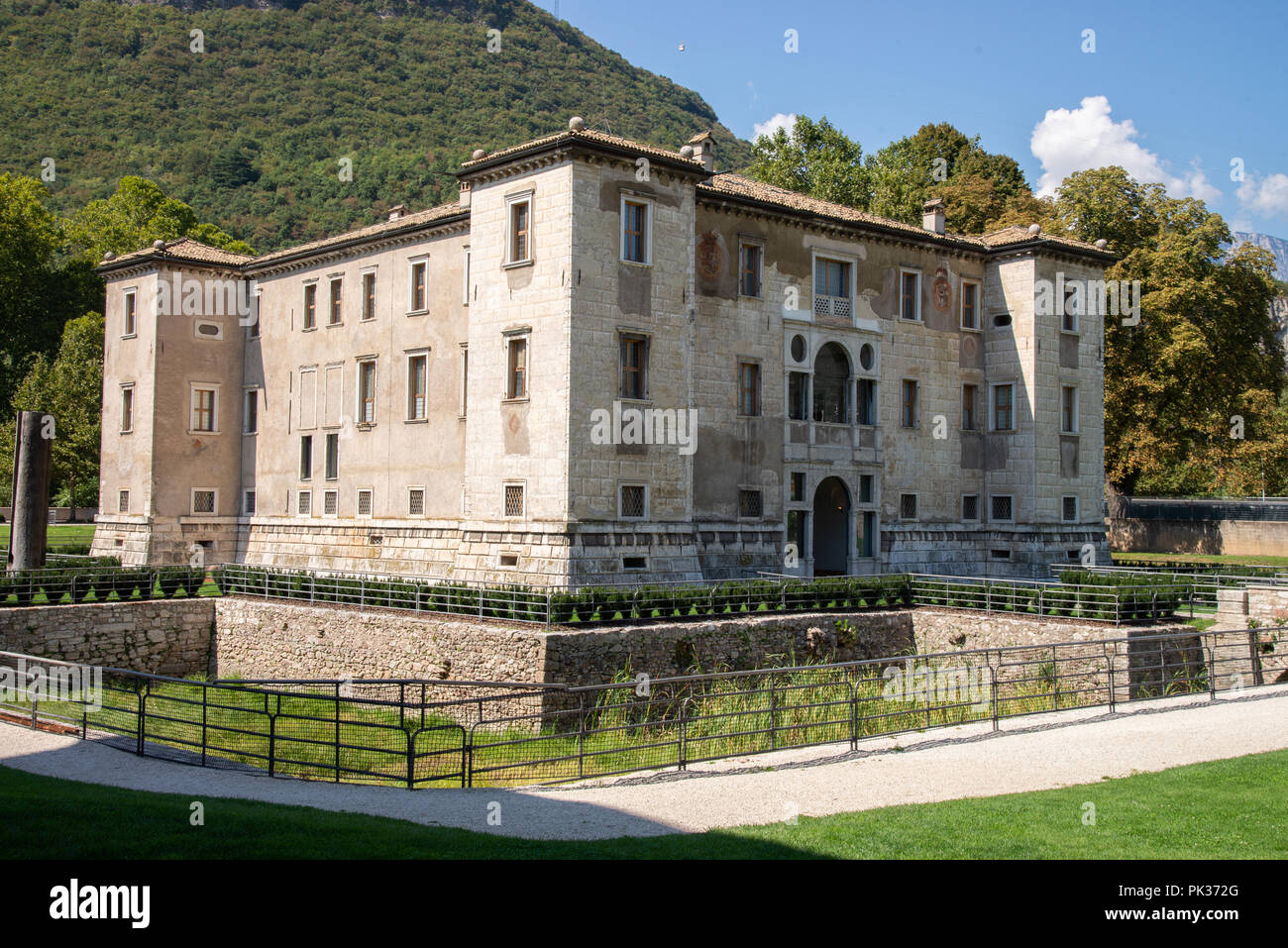 16th century castle construction hi-res stock photography and images ...