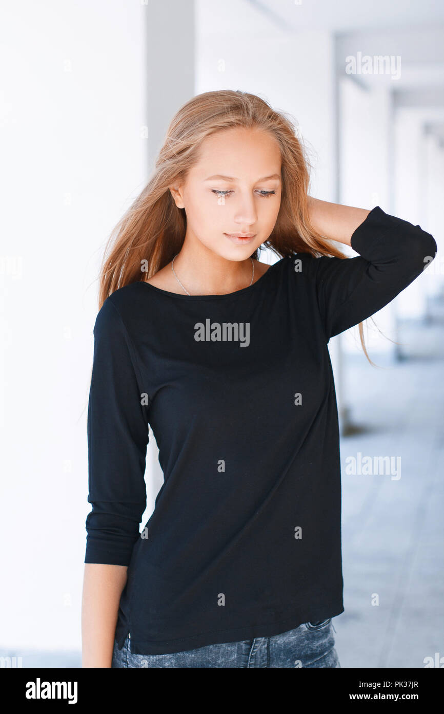 Beautiful girl on the background of columns Stock Photo - Alamy