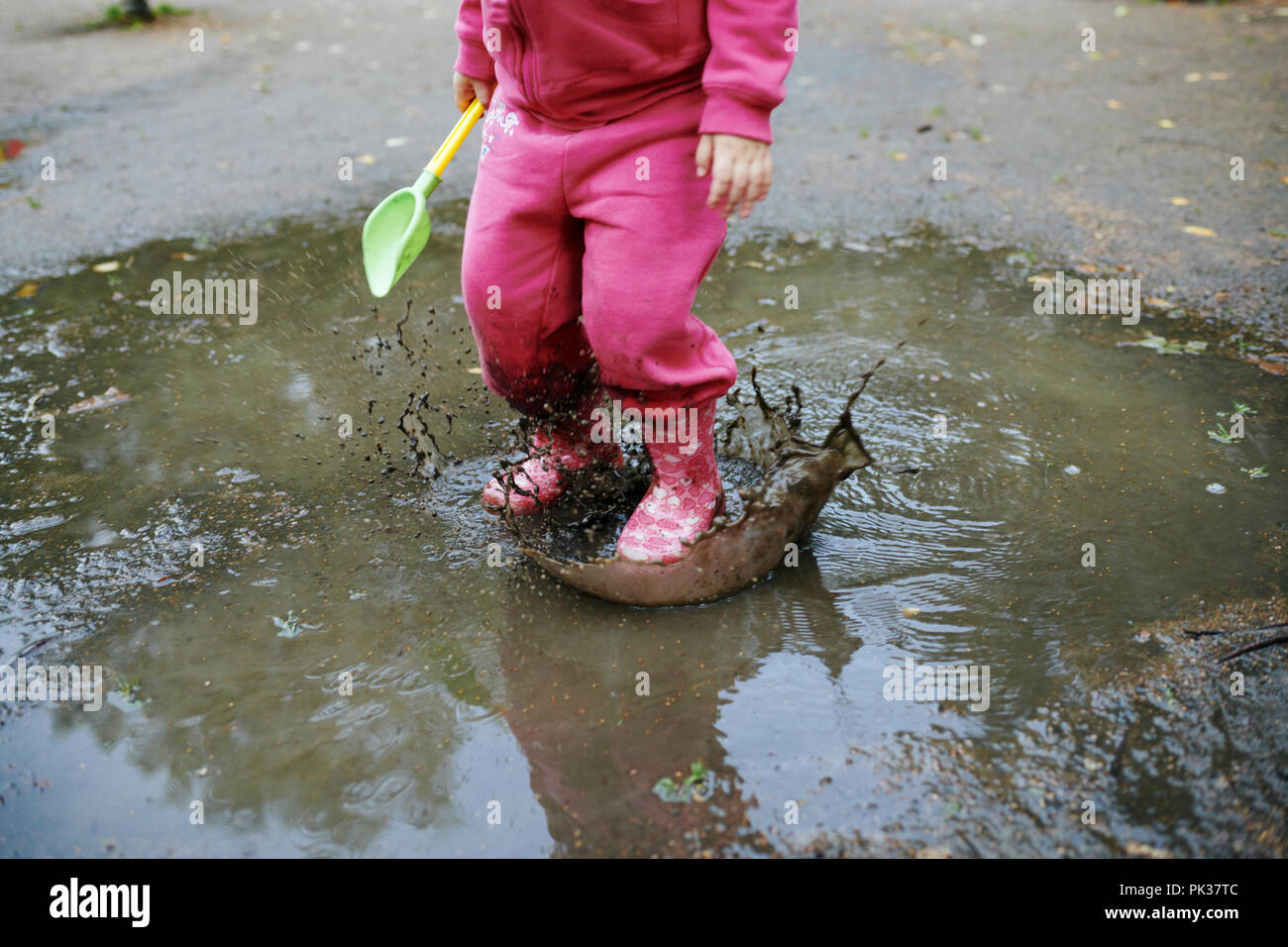 Child puddle splash hi-res stock photography and images - Alamy