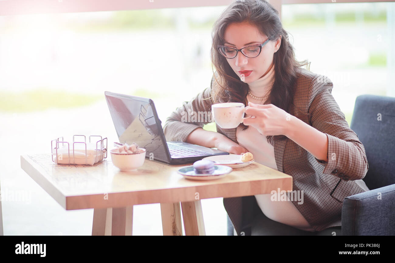 Pregnant woman working on computer in cafe Stock Photo - Alamy