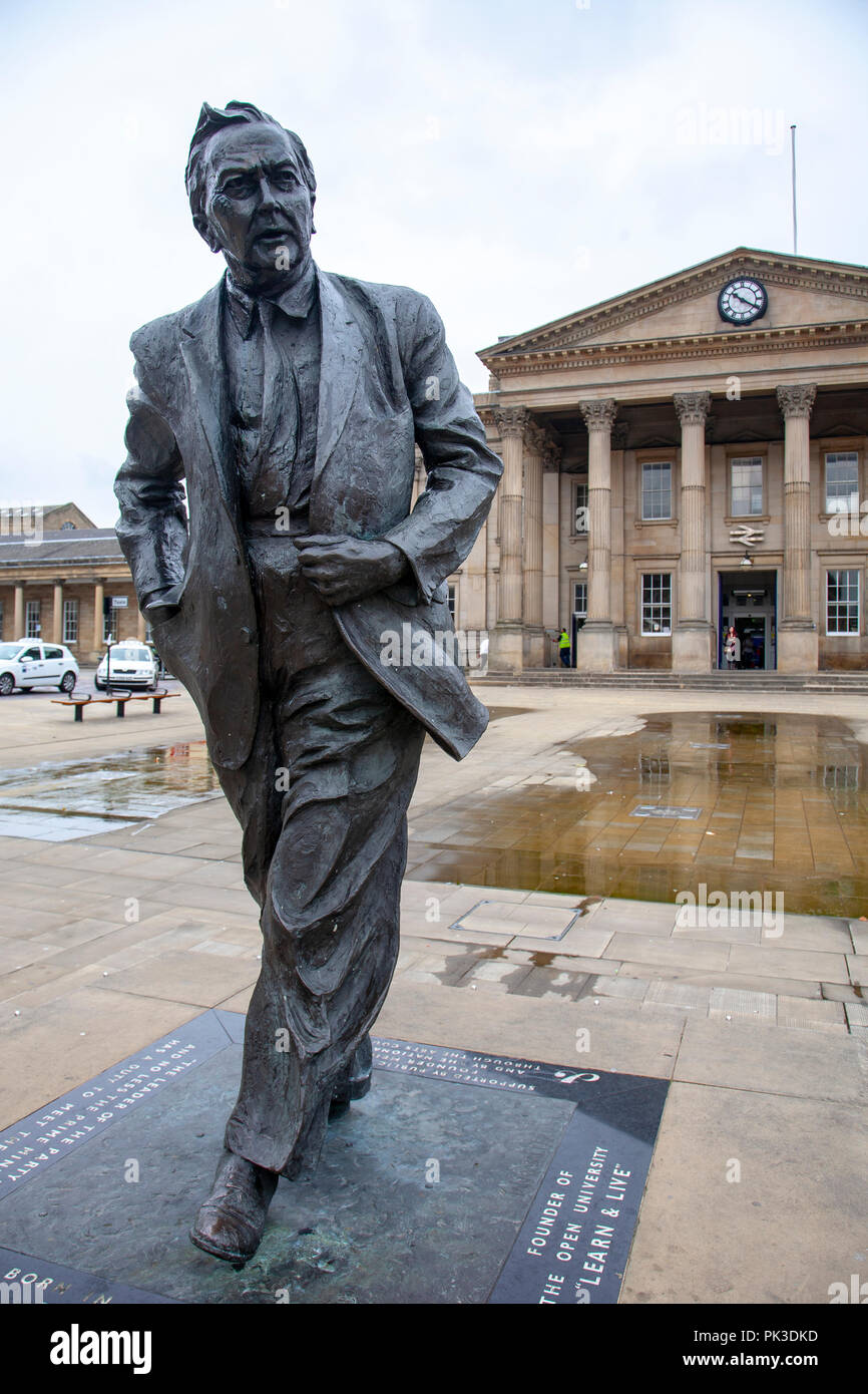 Train station and statue of harold wilson hi-res stock photography and ...