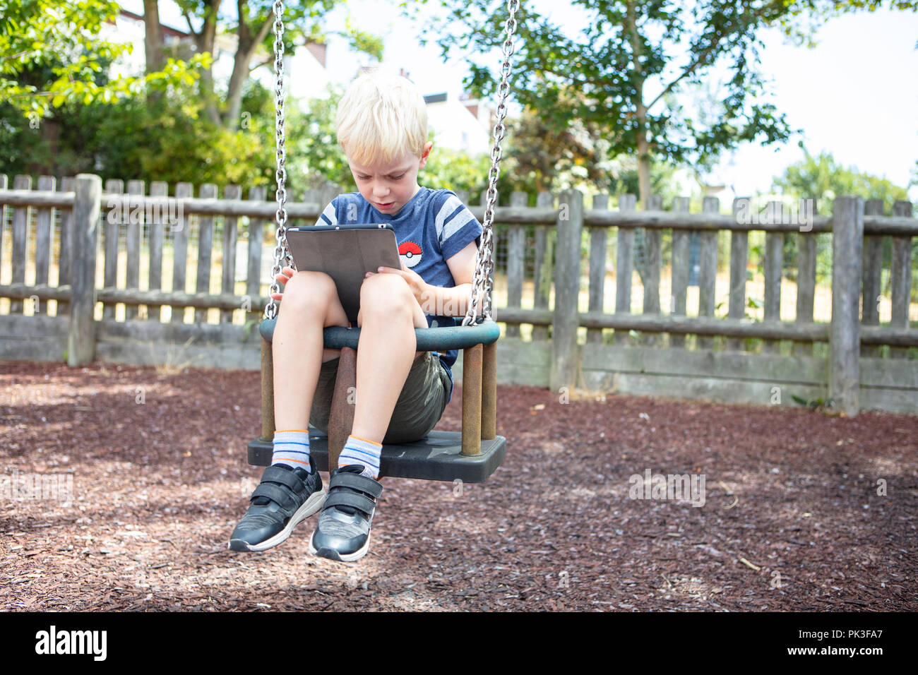 Children using iPad and iPhone Stock Photo - Alamy