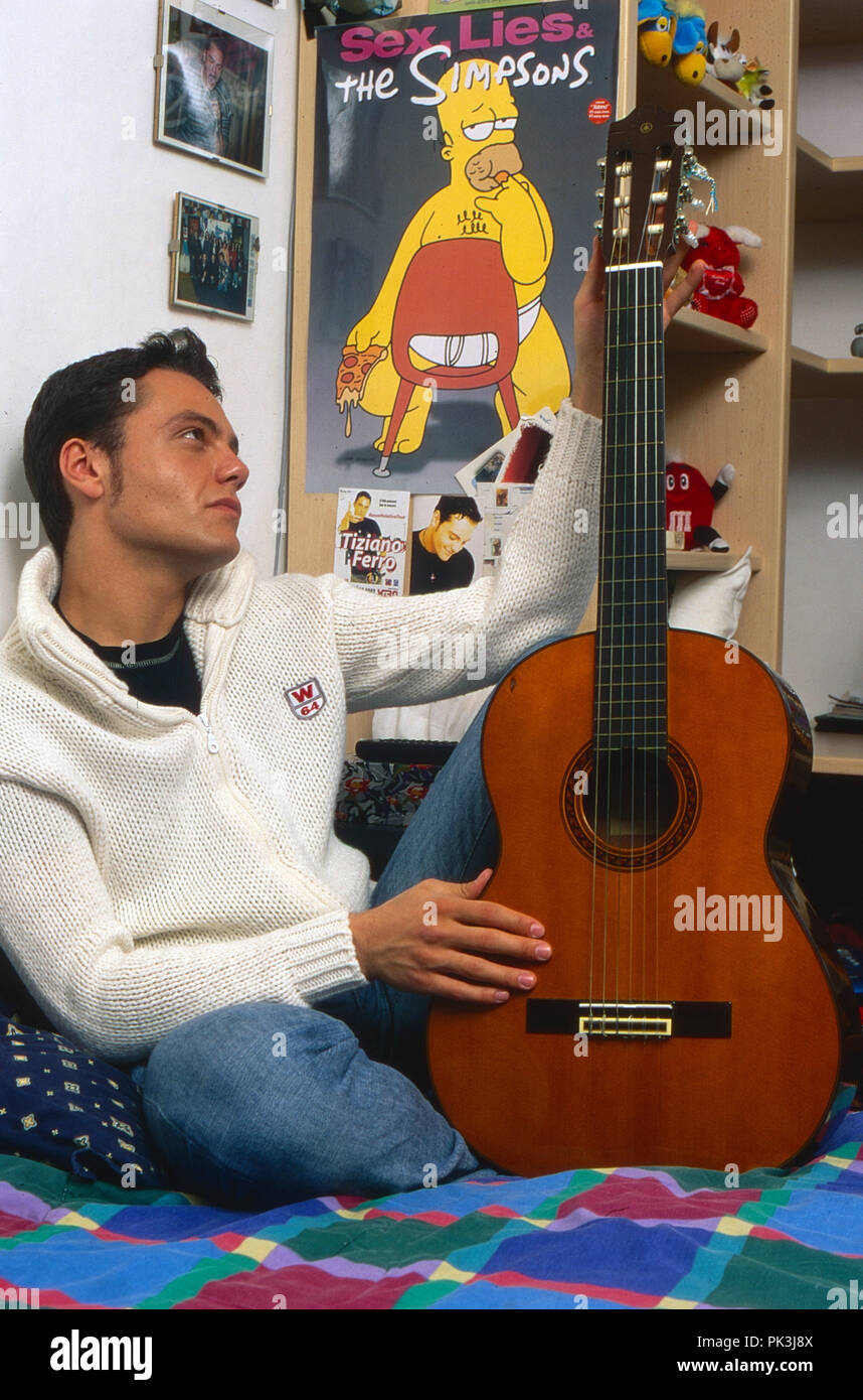 Tiziano Ferro, italienischer Popsänger, in einer Homestory, Italien ...