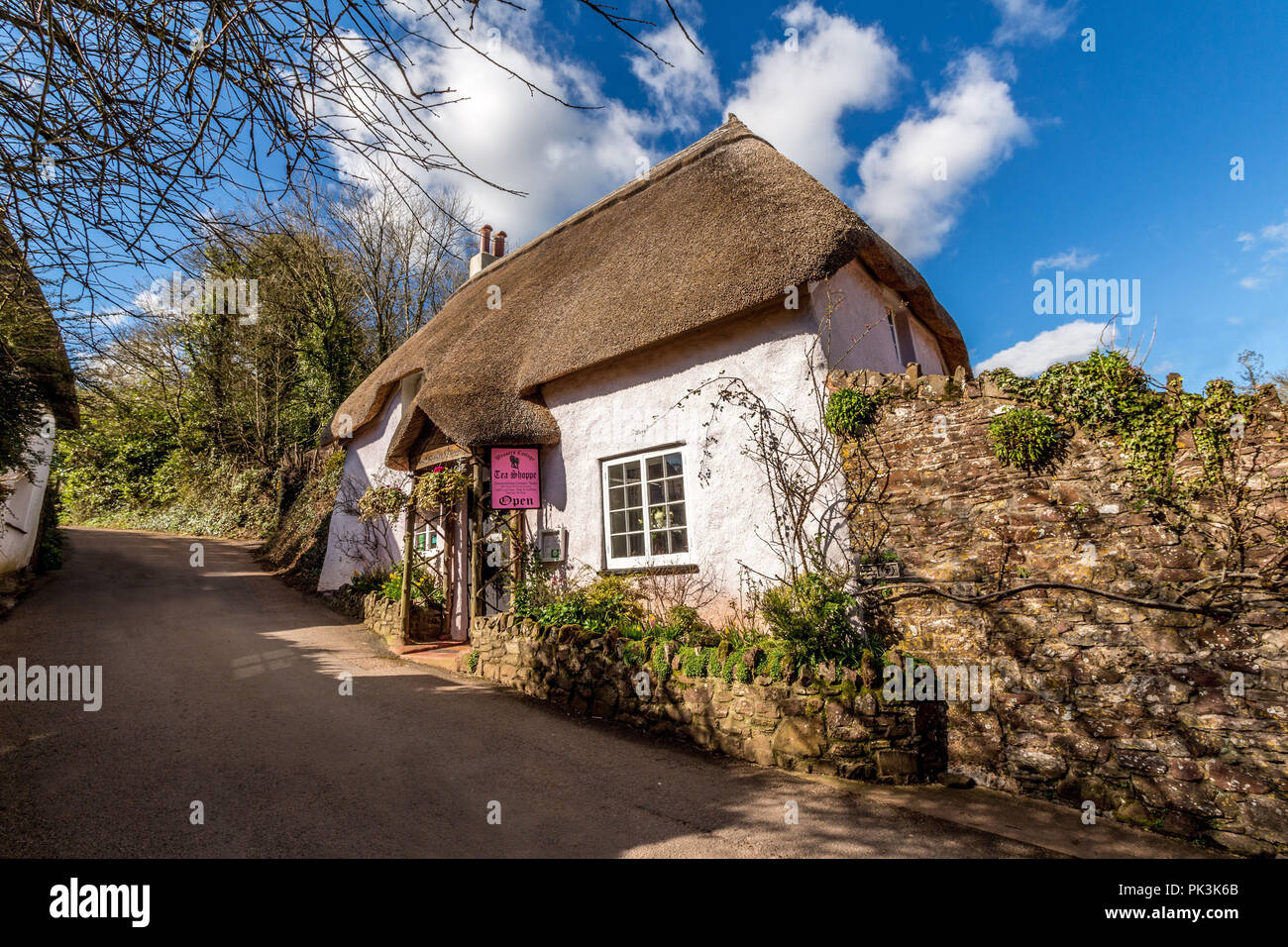 Thatched cottage tea room hi-res stock photography and images - Alamy
